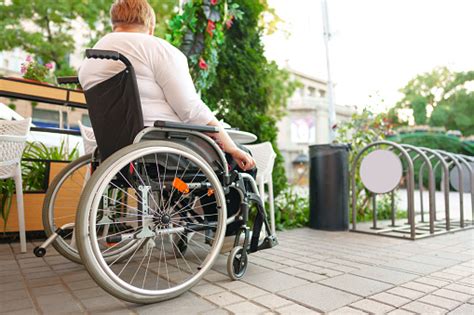 거리에서 휠체어에 앉아있는 장애가있는 인식 할 수없는 여성이 가까이에서 25 29세에 대한 스톡 사진 및 기타 이미지 25 29세 50 54세 거리 Istock