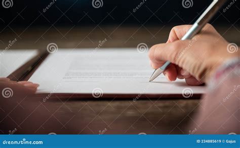 Fêmea Assinando Um Documento Imagem De Stock Imagem De Testemunho