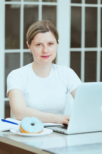 프리랜서 여성은 재택근무를 하면서 건강에 해로운 정크 푸드를 먹고 있다 가상현실에 대한 스톡 사진 및 기타 이미지 가상현실