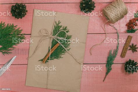 크리스마스 선물 준비 합니다 선물 상자 크 라프 트 종이 Decored 분기 전나무 포장 된다 겨울 휴가 대 한 일 목록입니다