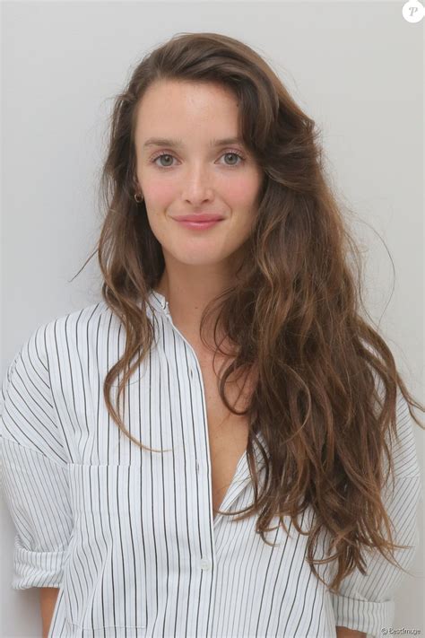 Exclusif Charlotte Le Bon Vernissage De L Exposition One Bedroom Hotel On The Moon De