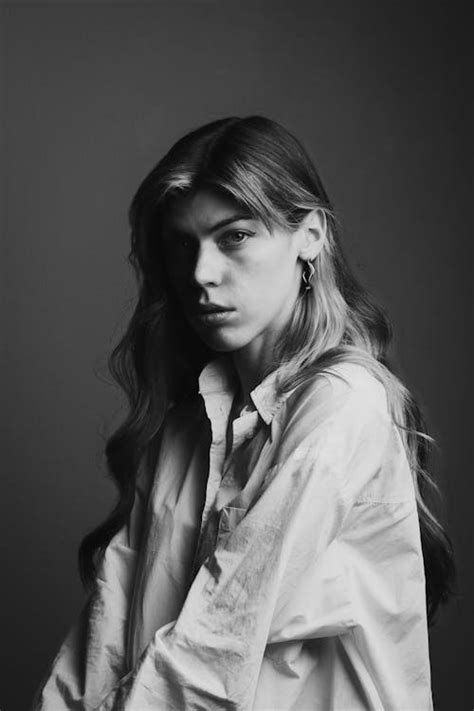 가벼운 감정 귀걸이 그림자 긴 머리 드라마틱한 명상 적 모델 미니멀리스트 미술 베를린pexelsmeetup 블랙 앤 화이트 성나게 하는 셔츠 스타일