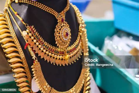 전통과 문화 황금 화려한 장식 디자이너 목걸이 보석 또는 소녀와 여성을위한 보석 은 검은 마네킹에 장식 다이아몬드에 대한 스톡 사진 및 기타 이미지 Istock