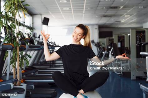 금발의 백인 여자 앉아 에 A 요가 공 에 그만큼 체육관 만들기 재미있는 얼굴 강사에 대한 스톡 사진 및 기타 이미지 강사 건강한 생활방식 교습 Istock