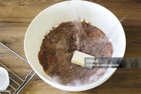 준비의 전체와 그릇에 마가린의 스플래시 머핀 가루 믹스 0명에 대한 스톡 사진 및 기타 이미지 0명 가정 생활 가정 주방 Istock