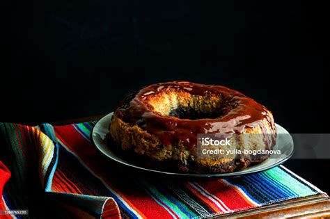 초콜릿 플란 멕시코 초코필란 초콜릿 비스킷 케이크 캐러멜 커스터드 푸딩 위에 캐러멜 소스를 얹고 테 다크 우드 테이블 크림 브루리에 대한 스톡 사진 및 기타 이미지 Istock