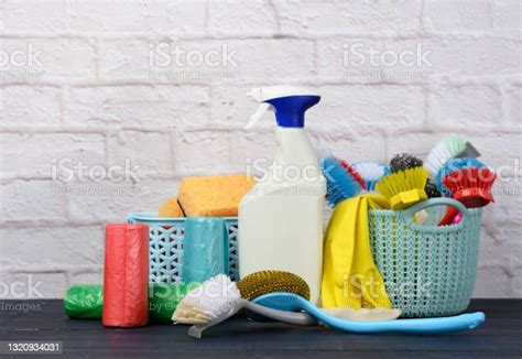파란색 나무 테이블에 스폰지 플라스틱 브러시 및 세제 병 흰색 벽돌 벽 배경에 가정 청소 항목 0명에 대한 스톡 사진 및 기타 이미지 Istock
