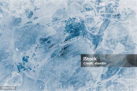 얼음 텍스처 배경 어두운 배경에 얼음 블록의 질감 차가운 서리가 내린 표면 눈 냉동상태의 물에 대한 스톡 사진 및 기타 이미지 눈 냉동상태의 물 바삭바삭한 0명