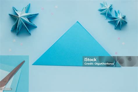 파란색 종이로 만든 간단한 종이 접기 3d 크리스마스 트리 단계별 지시 2단계 종이접기에 대한 스톡 사진 및 기타 이미지 종이접기 크리스마스 0명 Istock