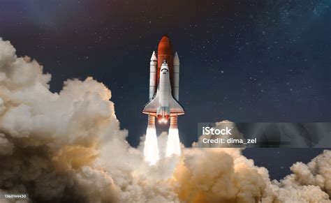 별과 구름이 있는 하늘의 우주 왕복선 깊은 우주 공상 과학 개념에 로켓 우주 비행사와 우주선 Nasa가 제공하는 이 이미지의 요소 로켓에 대한 스톡 사진 및 기타 이미지