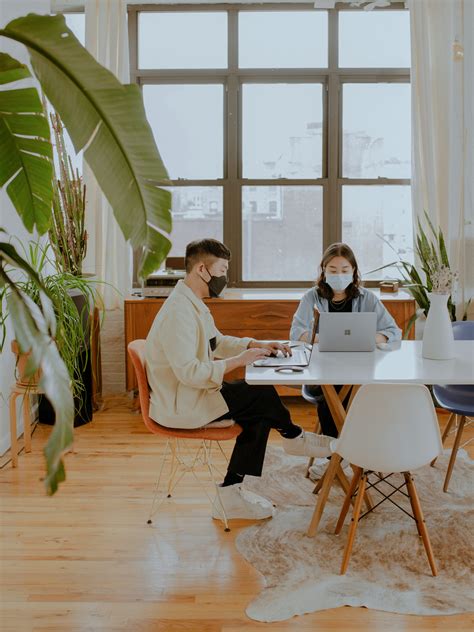 테이블에 앉아 일하는 2 명 사진 Unsplash의 무료 여자 이미지