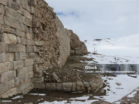 이란에서 가장 큰 고대 화재 사원 인 Takhte Soleyman은 겨울에 눈으로 덮여있었습니다 0명에 대한 스톡 사진 및 기타 이미지 Istock