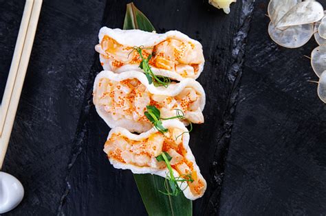 쌀 칩에 아보카도와 현대 서빙 참치 연어 타르타르 건강한 음식 원시 해산물 마이크로 그린과 토비코 캐비어를 곁들인 생 참치 어두운 배경에 제공되는 아름다운 음식 일본 음식