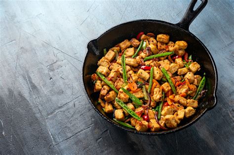 채식 고기 무료 진코 단백질 조각 야채 볶음 튀김 주철 프라이팬에 제공 고기에 대한 스톡 사진 및 기타 이미지 고기 0명