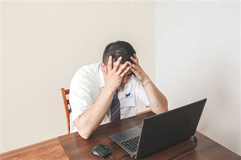 흰 셔츠를 입은 사무원 직업 소진 나쁜 작업 조건 노트북을 가진 불행한 관리자 여름 더위 회의 마감일 책상에서 스트레스가 많은