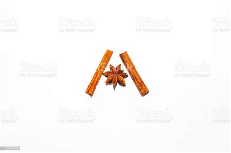 매운 향기로운 향신료 Mulled 와인을 만들기 위한 사용의 구성 갈색 계 피와 아니 스의 2 개의 지팡이 그들 사이 스타 씨와 근접 장식의 유기 요소입니다 가루로 빻은에