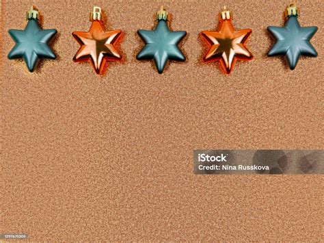 클로즈업 축제 5 크리스마스 트리 장난감 빨간색 어두운 회색 별 반짝이는 먼지가 쌓인 장미 시퀸 배경에 상단 테두리 크리스마스 새해 생일 금속 휴일 장식 수평 배너 복사