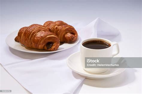 크로 상와 커피 컵입니다 프랑스 생 과자 신선한 커피와 아침 식사 0명에 대한 스톡 사진 및 기타 이미지 0명 갈색 구이