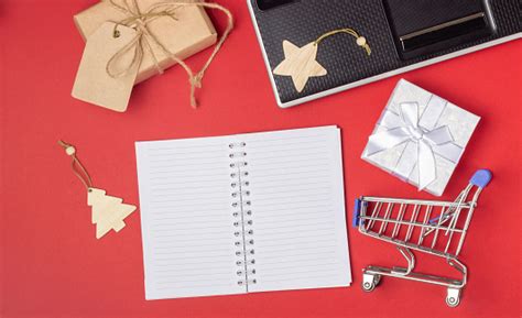 밝은 빨간색 배경에 노트북 노트북 쇼핑 카트와 상자 온라인 쇼핑 컨셉 구매에 대한 스톡 사진 및 기타 이미지 구매 금요일 금융 Istock