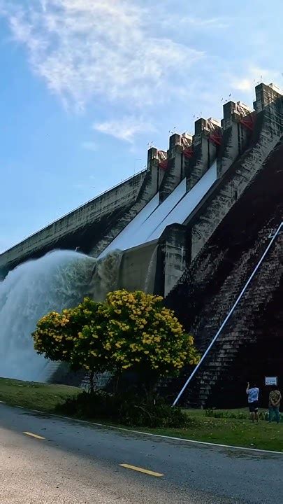 เขื่อนขุนด่านปราการชลปล่อยน้ำ สวย อลังการมากๆ ความสุขอยู่รอบตัวเรา