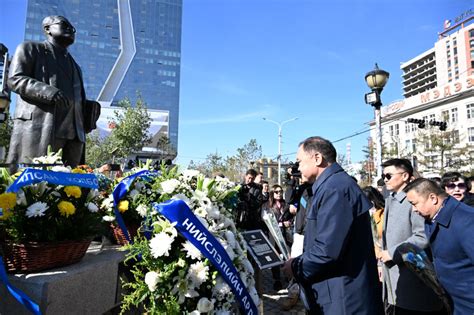 Төр нийгмийн нэрт зүтгэлтэн С Зоригийн хөшөөнд цэцэг өргөж хүндэтгэл үзүүлэв