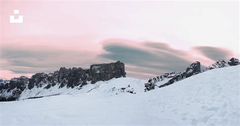 스노보드를 타고 눈 덮인 슬로프를 내려가는 남자 사진 Unsplash의 무료 자연 이미지