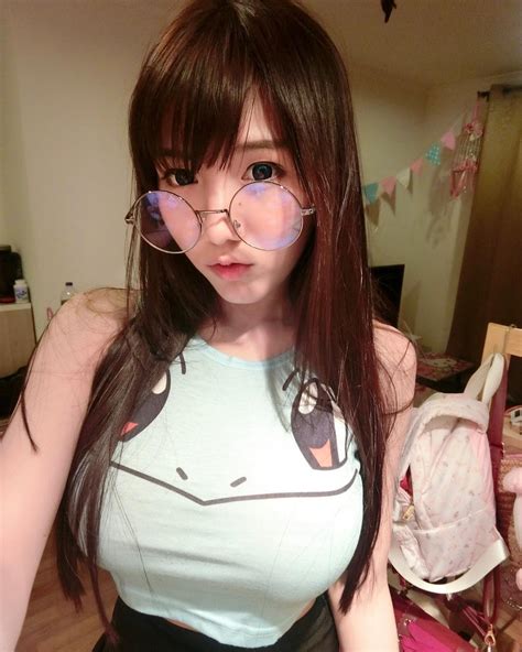 포켓몬 셔츠 입은 여성 개9