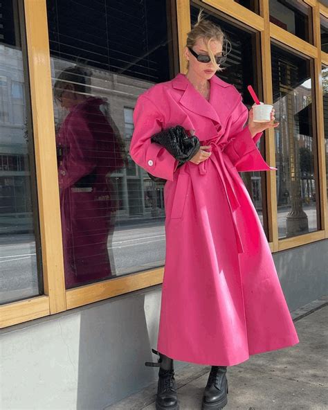 想要尋找奢華和親民時尚的秋冬穿搭靈感？跟蹤 Instagram 810 萬粉絲的瑞典名模 Elsa Hosk ，收藏她超實用的獨特穿搭技巧