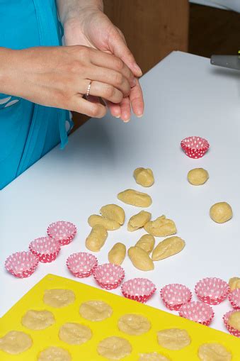 테이블에 거짓말을 볼의 모양에 있는 반죽의 조각 여자는 실리콘 베이킹 접시와 그들을 채웁니다 또한 작은 종이 양식 그릇에 대한 스톡 사진 및 기타 이미지 Istock