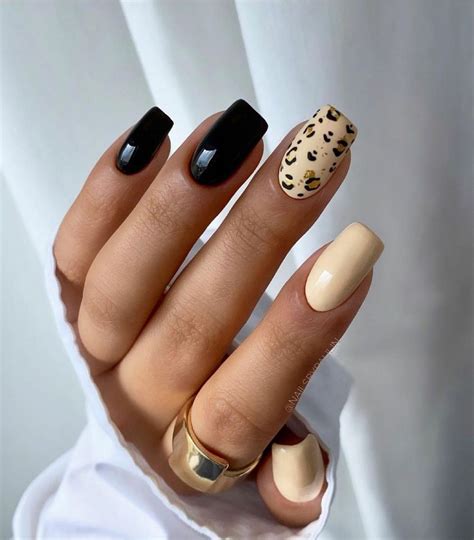 Светли модерни маникюри за средни и къси нокти За Жената