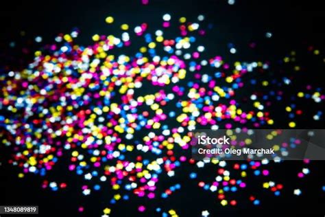 반짝이는 빛 전구는 배경에 조명합니다 파란색과 은색 의 반짝이는 빛 전구의 추상흐는 배경에 조명 크리스마스 트리 조명과 장식 보케 초점 배경에서 흐리게 검은색에 대한 스톡