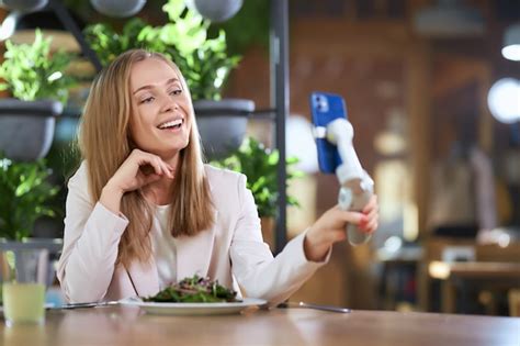 카페에서 현대적인 전화 Selfie 하 고 행복 한 여자 무료 사진