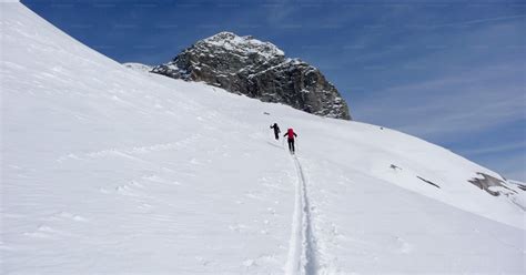 푸른 하늘 아래 겨울에 오스트리아 알프스의 먼 산봉우리로 하이킹하는 두 명의 오지 스키 선수 사진 Unsplash의 오스트리아 이미지