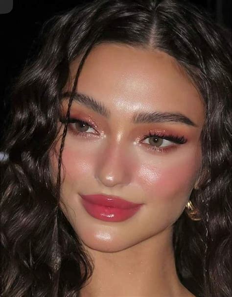 Pin De ☦︎ Em Green Eyed Brunettes Ideias De Maquiagem Inspiração