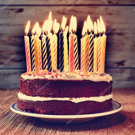 Gâteau Danniversaire Avec Quelques Bougies Allumées Filtré Image