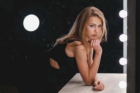 見て 女の子 恋人 モデル ポートレート ドレス ブロンド セクシー ジュリア ネックライン 若い 可愛い 美しさ