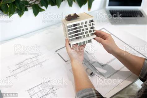 창조 연구실의 조명 사무실에서 3d 프린터로 인쇄된 집 모형을 가진 남자 35 39세에 대한 스톡 사진 및 기타 이미지 35 39세 Stem 주제 개발 Istock