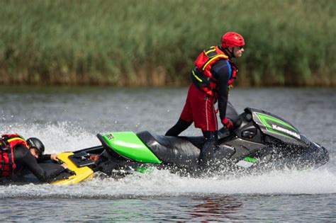 물 위에서 활동하는 인명 구조원 폴란드의 키엘체 근처 세지나에 있는 저수지에서 제트스키를 타고 구조 훈련을 하고 있다 2017년 8월 건강관리와 의술에 대한 스톡 사진 및