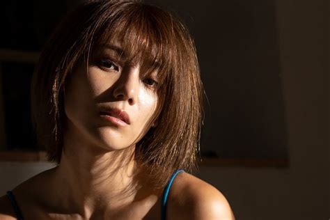 大川成美、妖しく美しく…乱れ露出の四つん這い グラッチェ