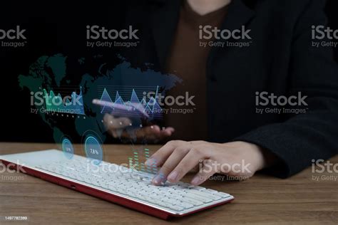 비즈니스 재무 데이터 분석 그래프 재무 관리 기술 가상 화면에서 대시보드 데이터 관리 분석가 작업 시스템 데이터베이스에 연결된 Kpi 및 메트릭으로 보고서를 만듭니다 경제에