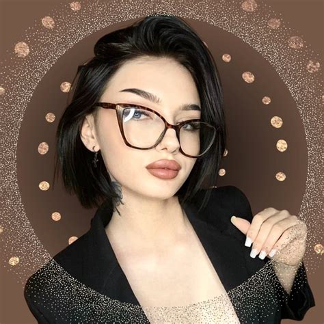 Onlyfans Wallacemiaa Model Profile Photos And Links Erotic Beauties