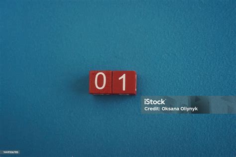 파란색 배경에 숫자 01이 있는 나무 Viva 마젠타 큐브 클로즈업 상위 뷰 날짜 또는 시간의 개념입니다 빨간색 큐브 벨벳 배경에 흰색 숫자 01 텍스트 또는 이벤트를 위한