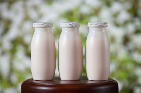 꽃초초의 배경에 나무 테이블에 작은 플라스틱 병에 프로바이오틱스와 천연 액체 요구르트 0명에 대한 스톡 사진 및 기타 이미지 0명 건강관리와 의술 건강한 생활방식