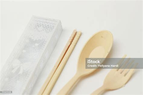 흰색 배경에 격리 된 플라스틱 숟가락 포크 및 젓가락이 들어있는 결혼식 기념품 투명 상자 복사 공간 0명에 대한 스톡 사진 및 기타 이미지 Istock