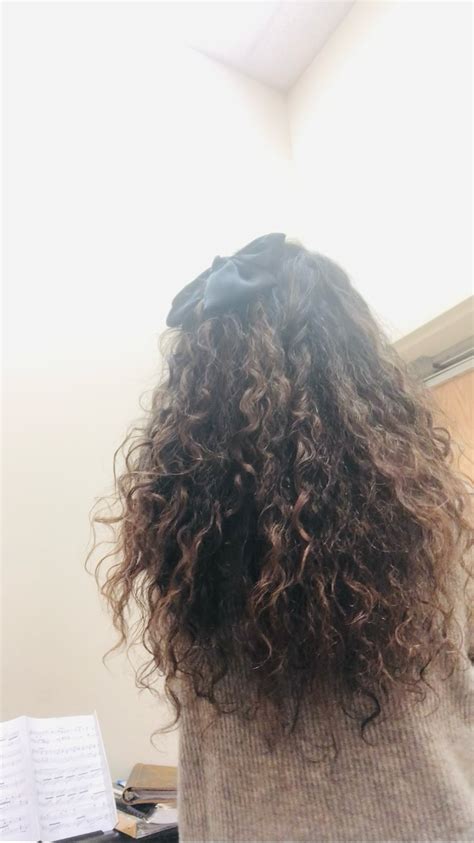 곱슬머리 나 학교 다닐때 별명이 돼지털이었어 머리털이 두껍고 곱슬 심해서 자라는 머리 때문에 삼개월에 한번씩 매직시술 받았었어 머리 엄청 상하고 내 머리카락이