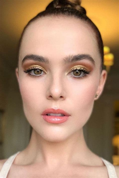 Golden Eye Makeup Is The New Trend In The Fashion Industry In 2025 Beautiful Eye Makeup