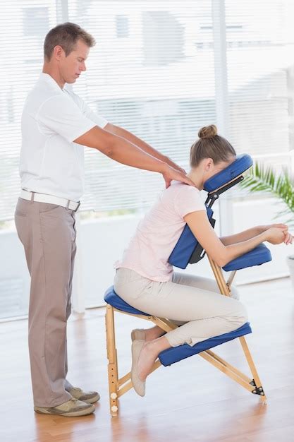 Premium Photo Woman Having Back Massage