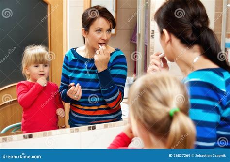 Madre E Figlia Con Lo Specchio Immagine Stock Immagine Di Maternità