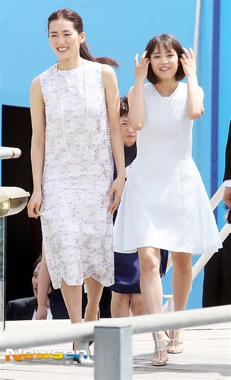 [포토엔]아야세 하루카 히로세 스즈 바닷바람에 바빠진 두 손~