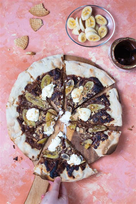 Nutella Banana And Mascarpone Pizza With Digestive Biscuits — Pizza Da